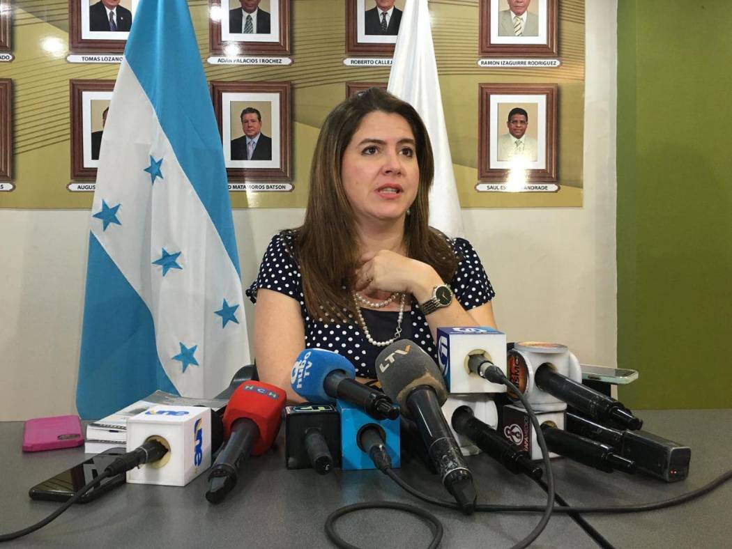 Cossette López denuncia abandono en su partido