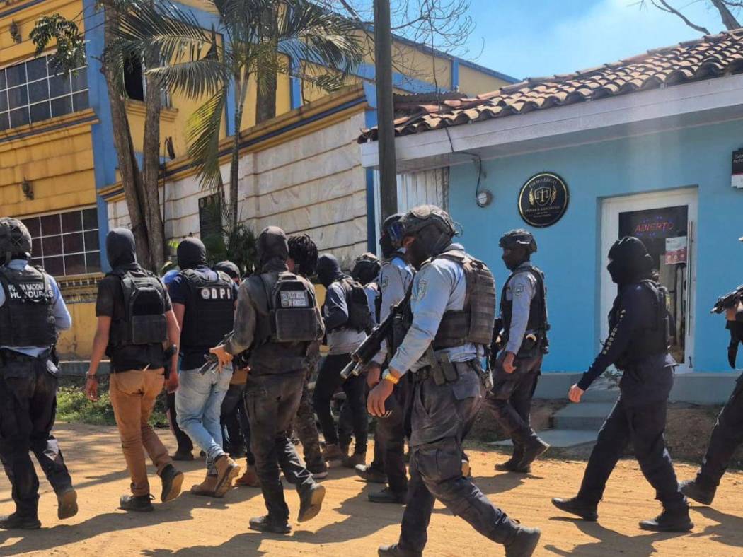 Detienen a tres hombres con supuesta droga y armas en Olancho