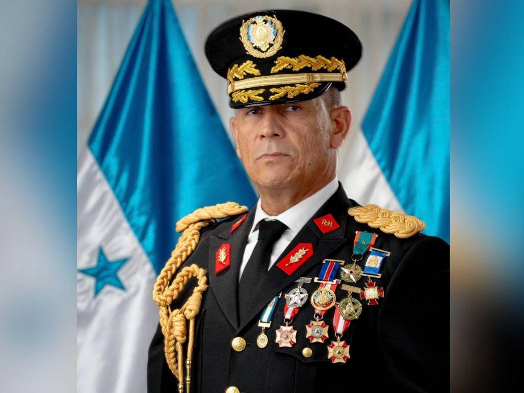 Jefe de las FFAA reafirma "lealtad absoluta" a la Constitución a días ...