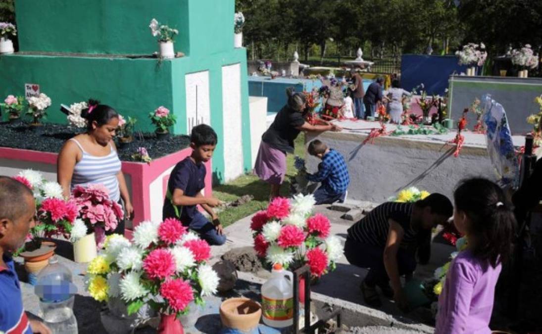 Los recuerdos siguen vivos: hondureños visitan tumbas de sus seres queridos