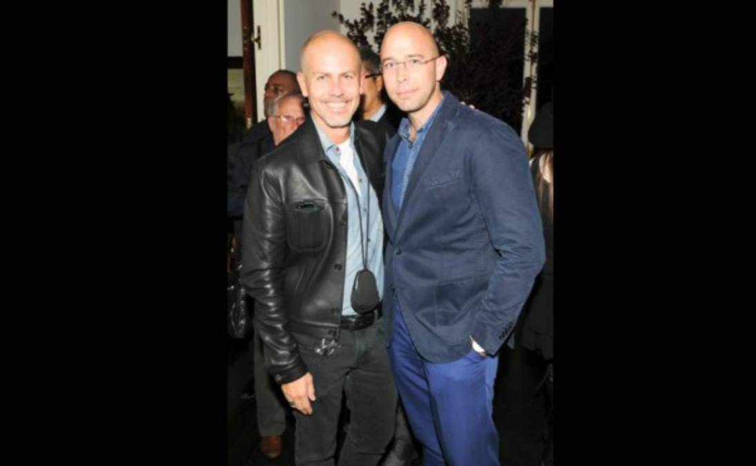 Carlos y su gran noche donde Kenneth Cole