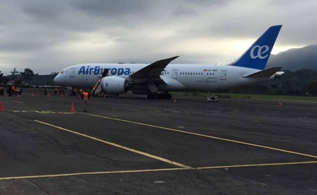 Con casi 300 pasajeros llegó el primer vuelo de Air Europa al ...