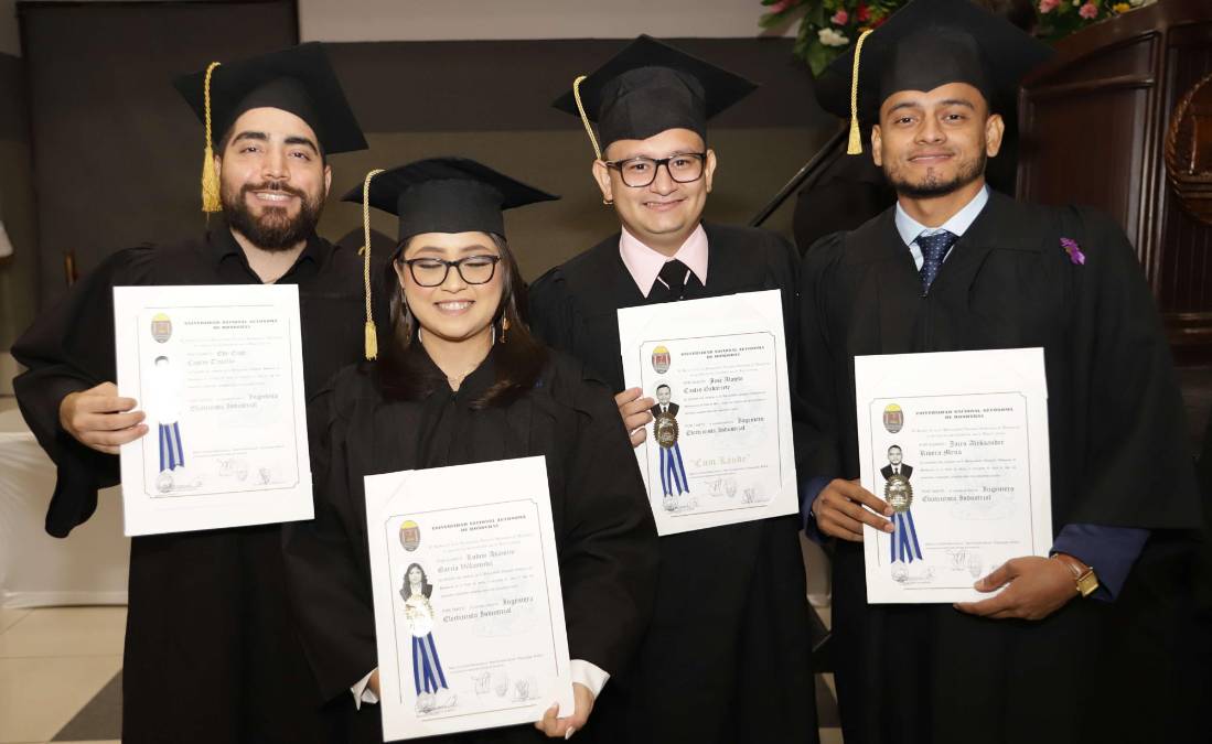 ¡Felices y orgullosos! Así festejan los nuevos egresados de Unah-vs