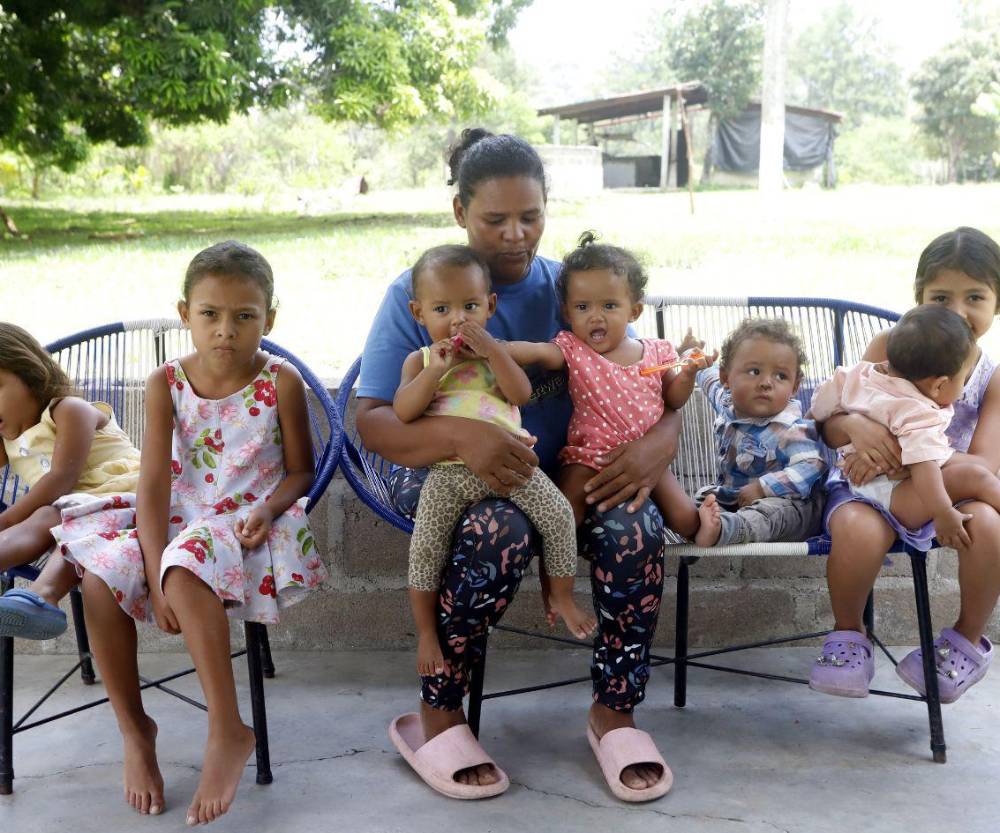 Juana lucha por criar a tres trillizos y dos nietos