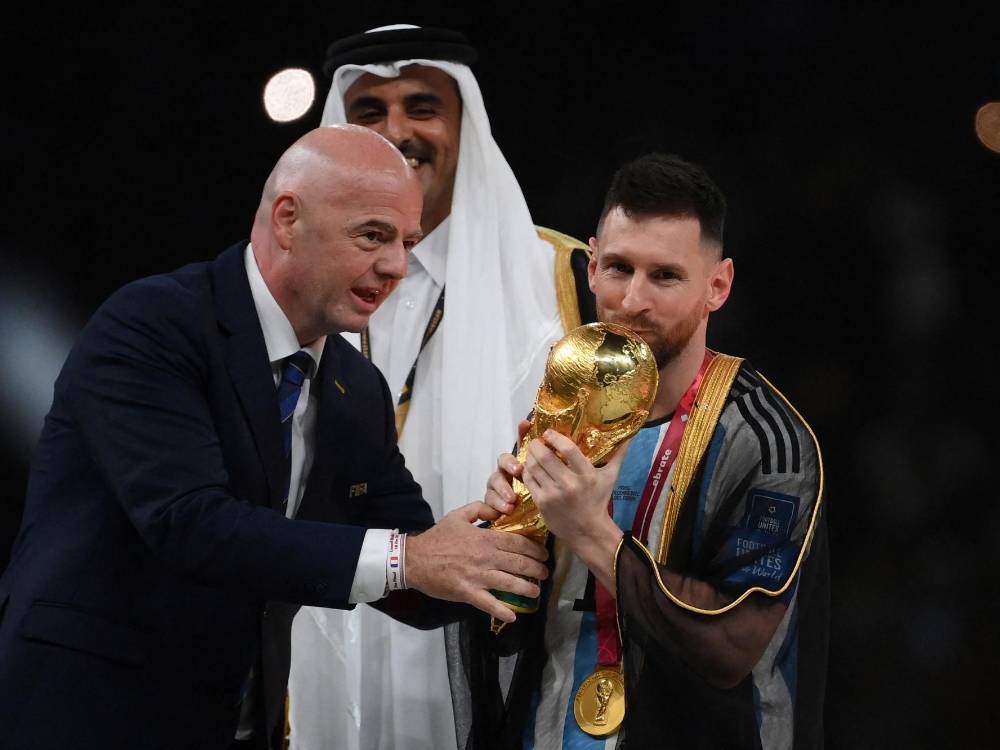 Esto significa la capa que tenía Messi al levantar la Copa