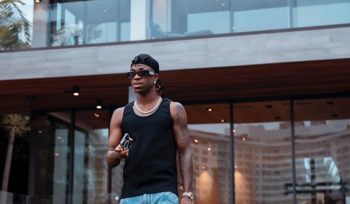 Vinicius anuncia romance con cantante mexicana: “Eres la mejor”