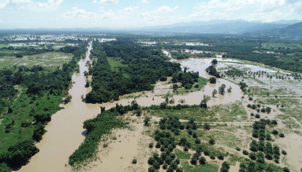 Río Chamelecón rompe bordo e inunda zonas bajas de Puerto Cortés (FOTOS)