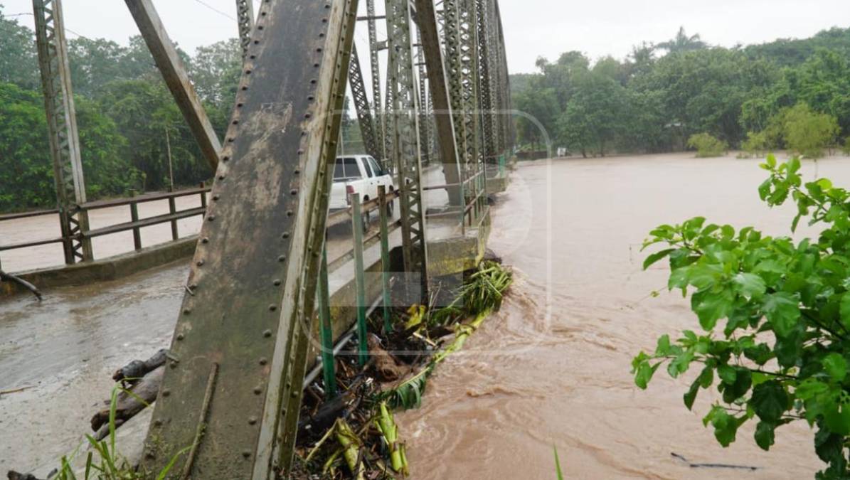 Inundados quedan excampos bananeros tras desbordar el Ulúa
