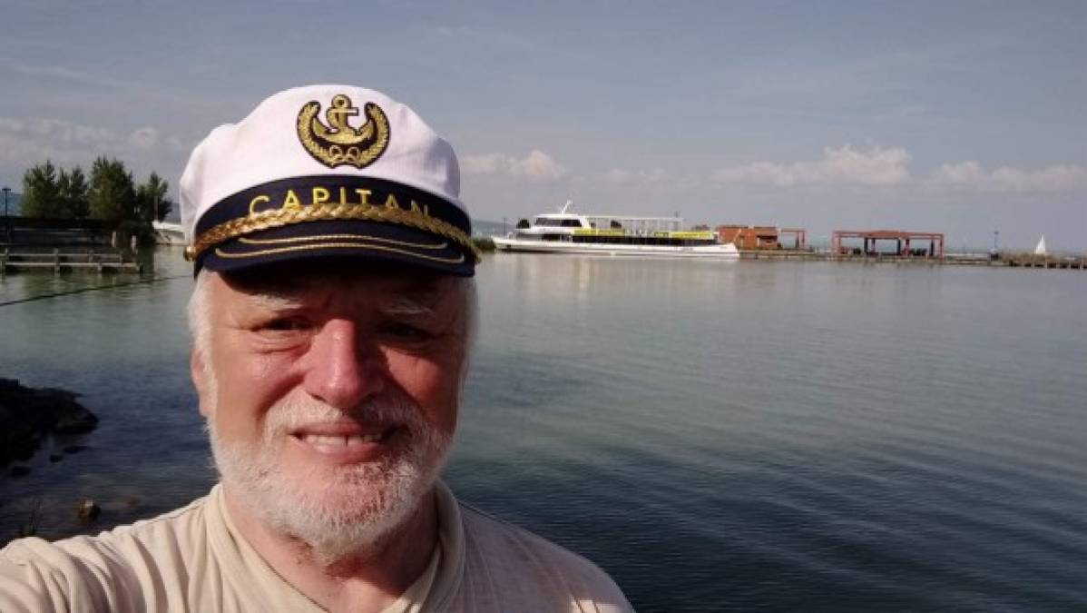 András Arató, el hombre detrás del meme 'Hide the pain, Harold'