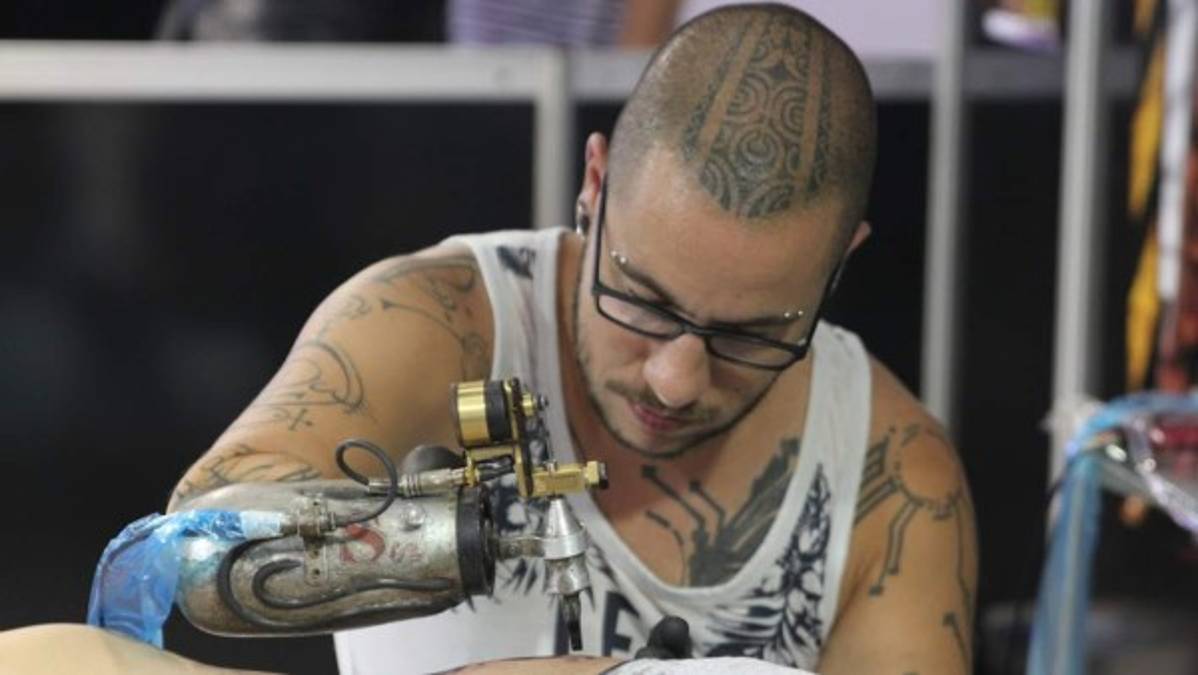 Jc Sheitan, el primer tatuador con brazo protésico