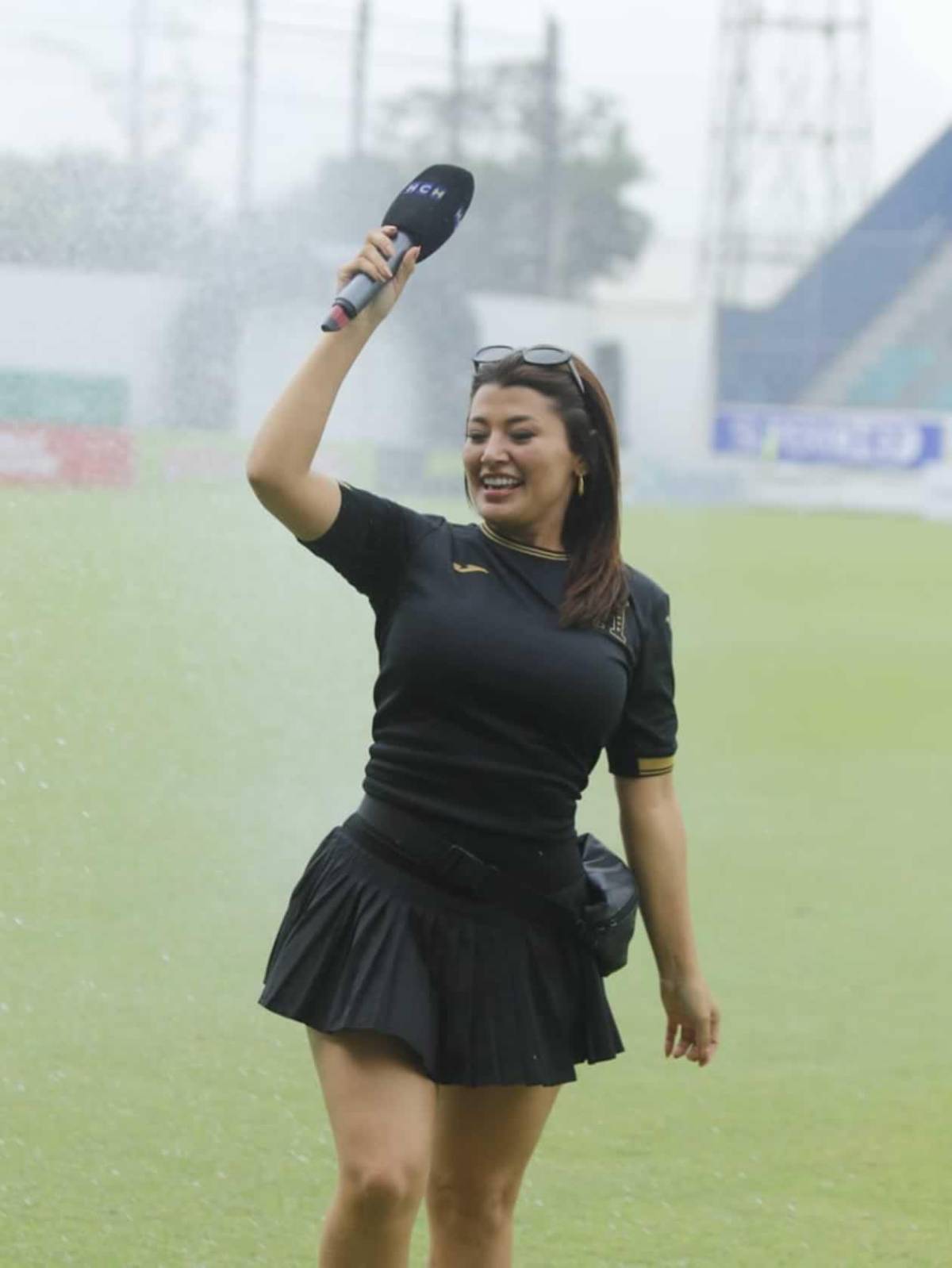 Milagro Flores 'enamora' a Supremo y se emociona: así llegó al partido de tiktokers en el Morazán