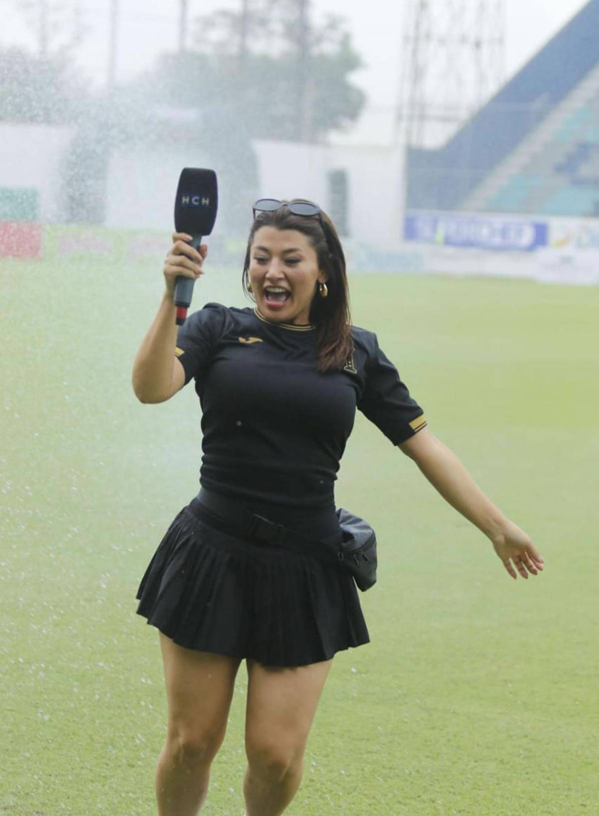 Milagro Flores 'enamora' a Supremo y se emociona: así llegó al partido de tiktokers en el Morazán