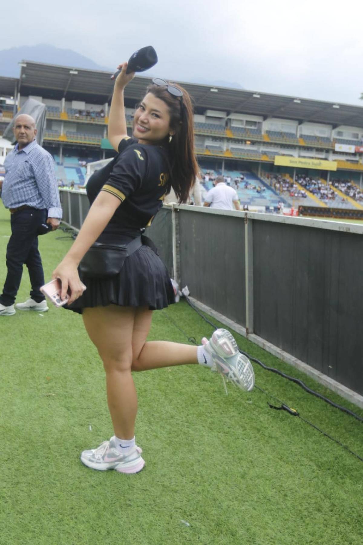 Milagro Flores 'enamora' a Supremo y se emociona: así llegó al partido de tiktokers en el Morazán