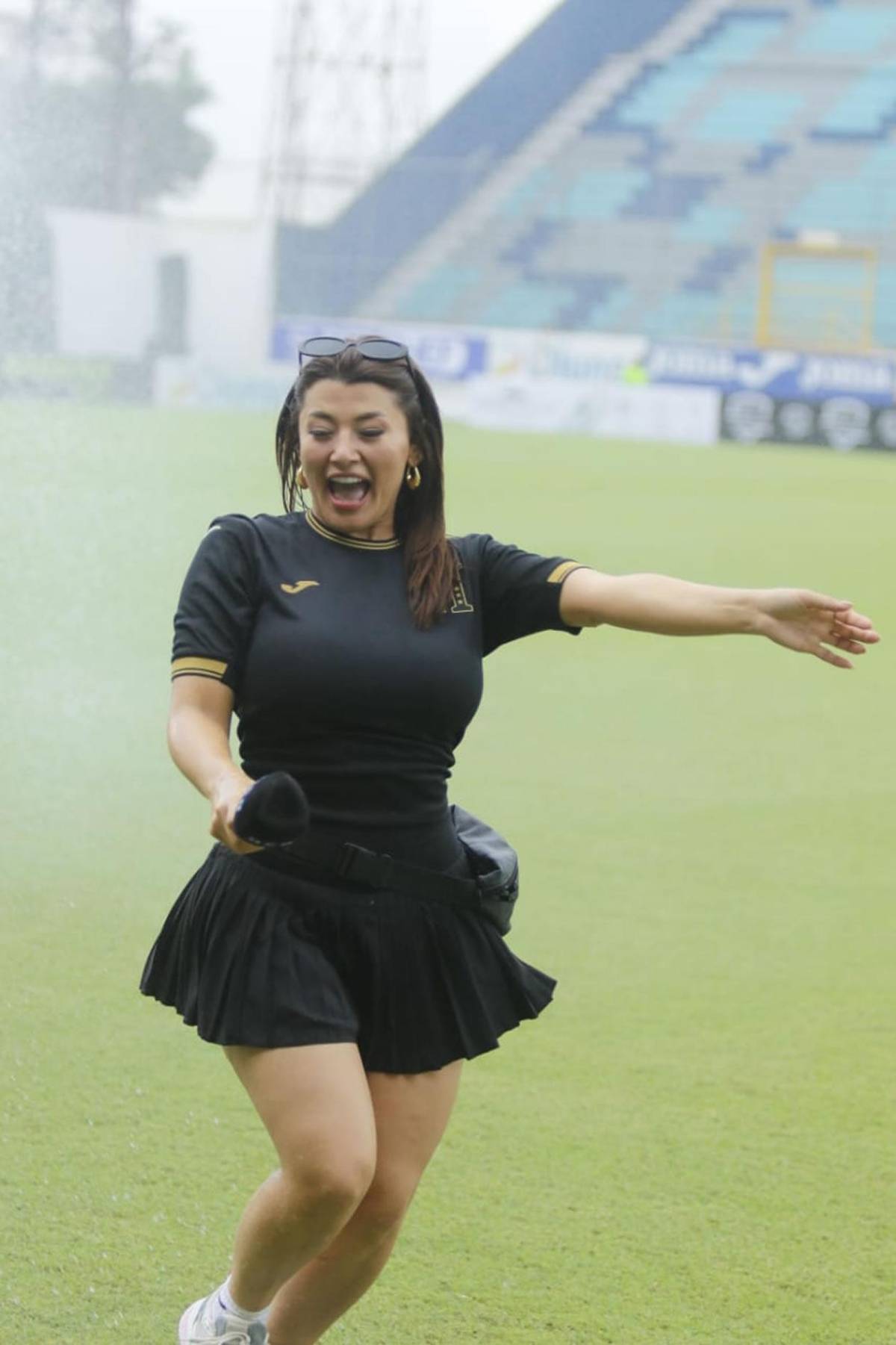 Milagro Flores 'enamora' a Supremo y se emociona: así llegó al partido de tiktokers en el Morazán