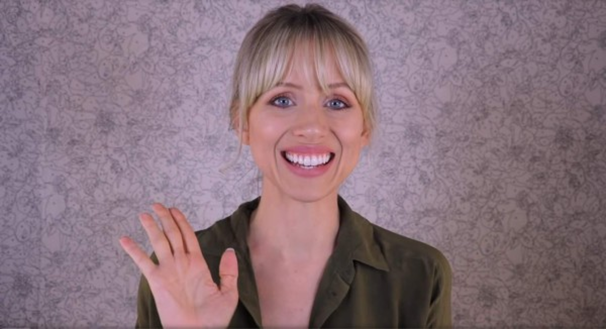 Holly Grace la youtuber que enseña inglés y es viral en Facebook