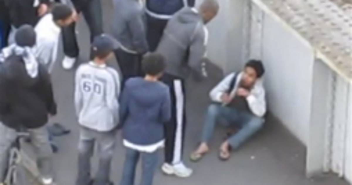 Vídeo de joven atracado por quienes le ayudaban