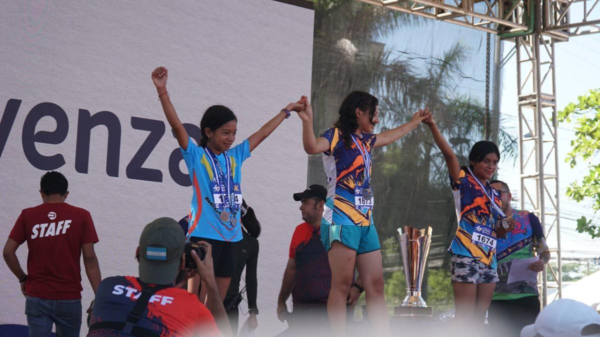 Corredores de la Maratón de LA PRENSA lucen sus medallas con orgullo