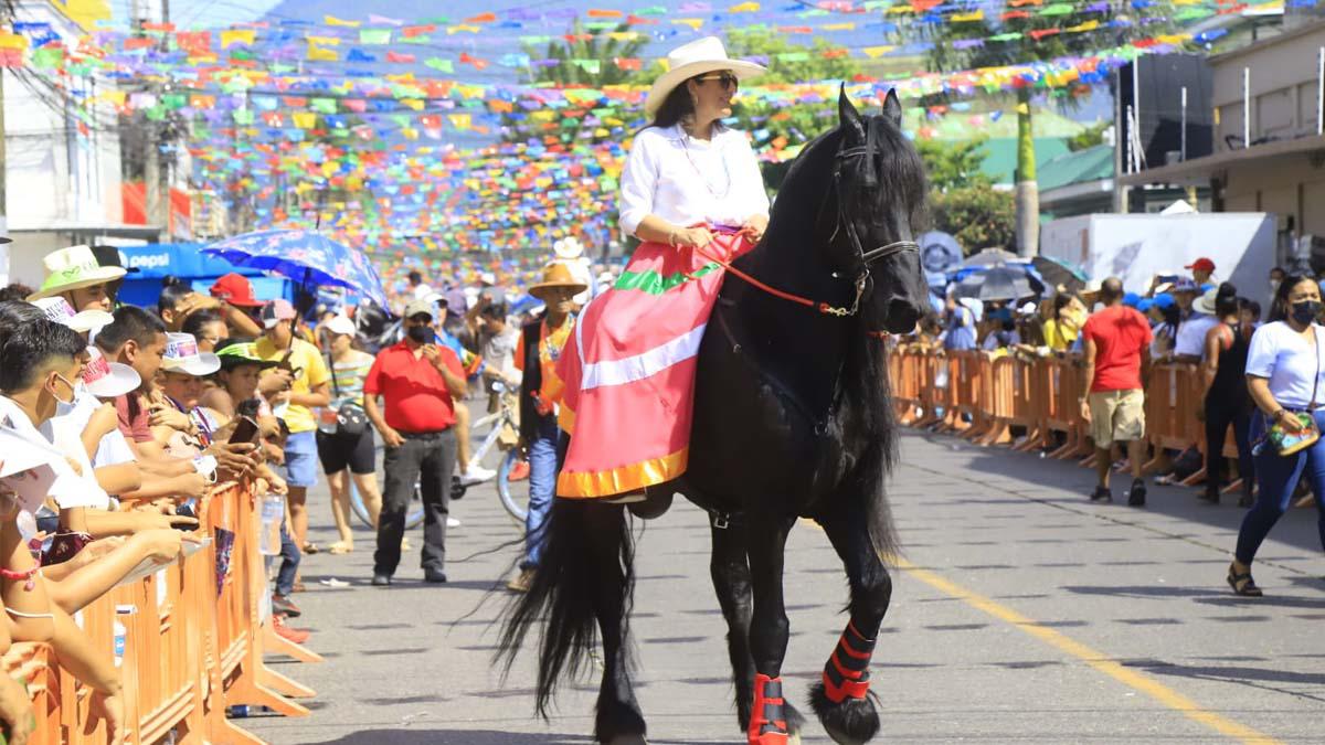 Miles de hondureños y turistas extranjeros disfrutan del Gran Carnaval ...