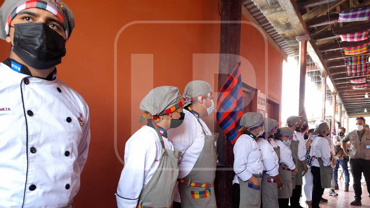 Degustando comida lenca concluyó gira de la embajadora McCain por Honduras