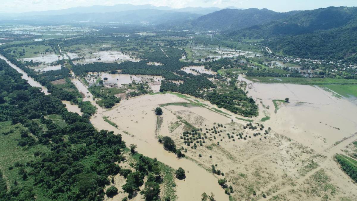 Río Chamelecón rompe bordo e inunda zonas bajas de Puerto Cortés (FOTOS)