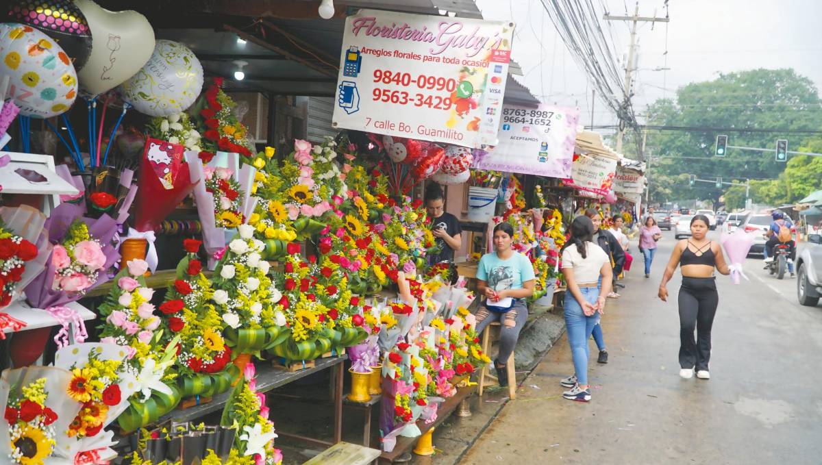 Ramos de hasta L10,000 venden en el mercado Guamilito en San Valentín