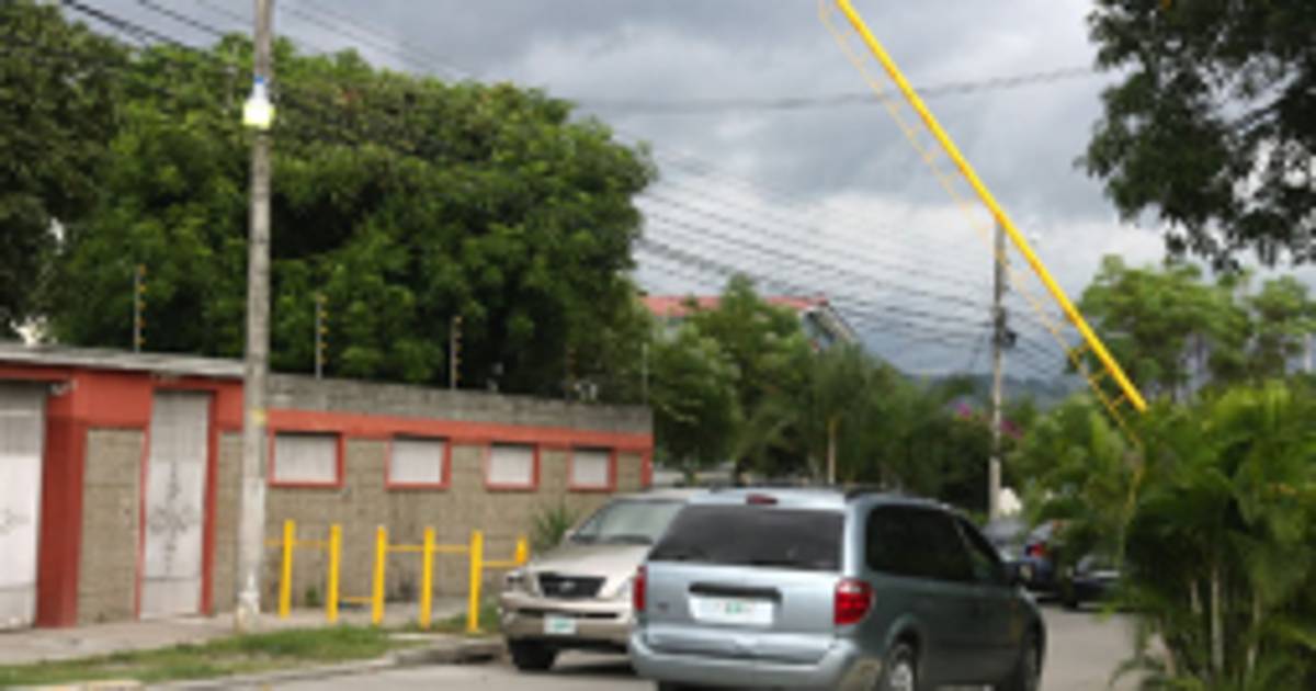 Instalan trancas en calles de colonia Ideal