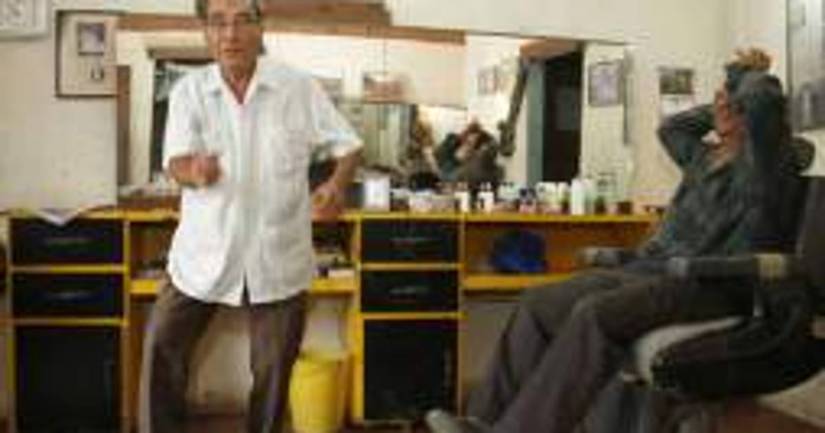 Don Julio Lazo, el barbero que quita el pelo y también el estrés