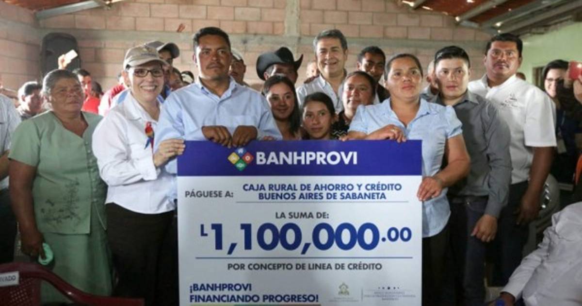 Presidente Hernández entrega más de L210 millones a productores