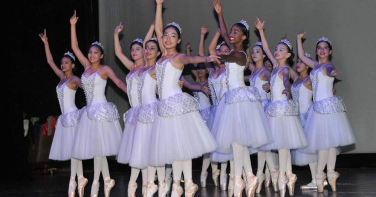 Censea celebra su espectáculo de danzas