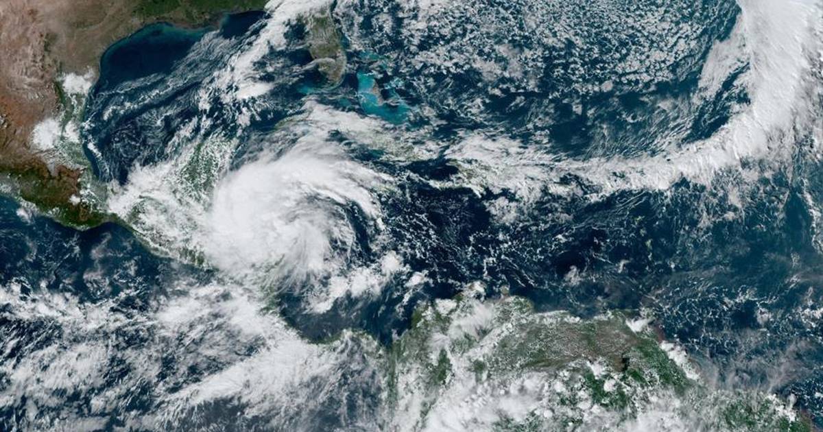 Tormenta Sara pone en alerta a México