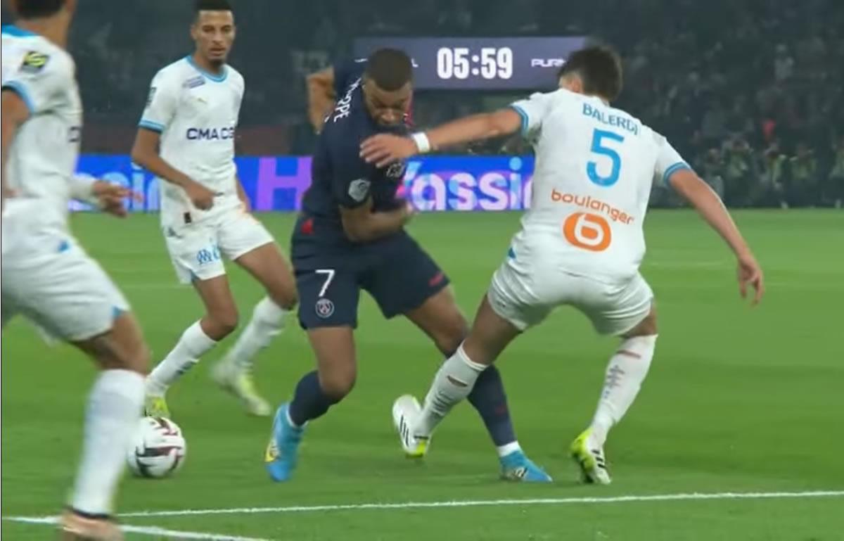 Alarma Mbappé: salió lesionado tras patada de un futbolista argentino