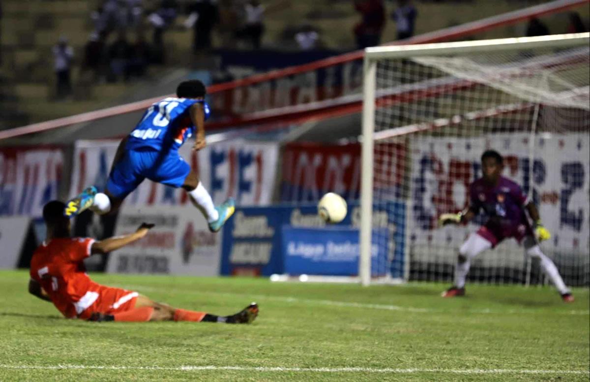 Dereck Moncada, hijo de Maynor Figueroa, debuta con Olimpia a los 16 años
