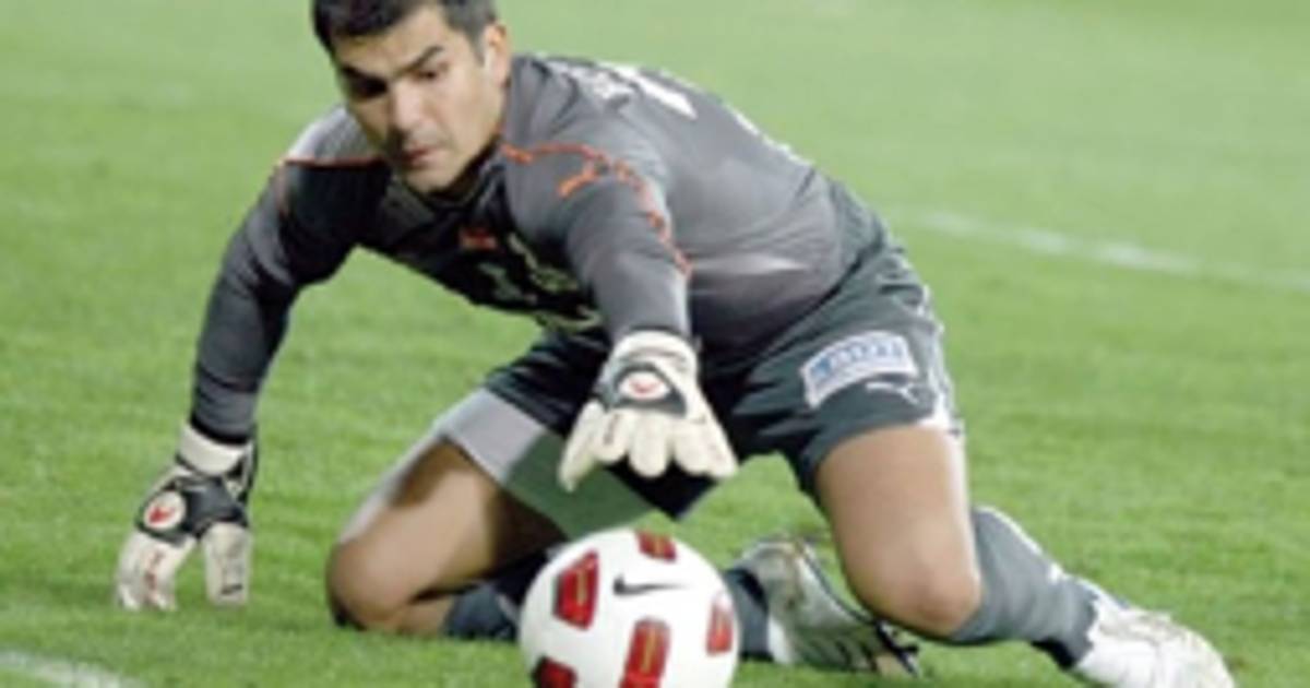 Portero se vuelve 'loco' y agarra a golpes a jugador que le marcó un penal