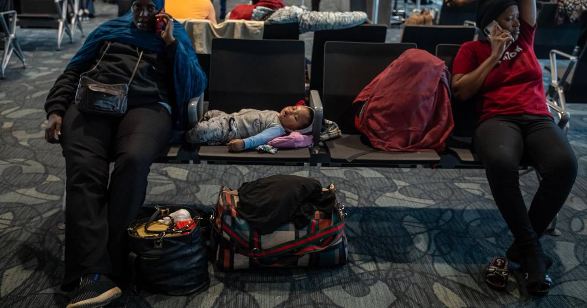 Migrantes africanos abarrotan aeropuerto de Colombia en su ruta hacia EEUU