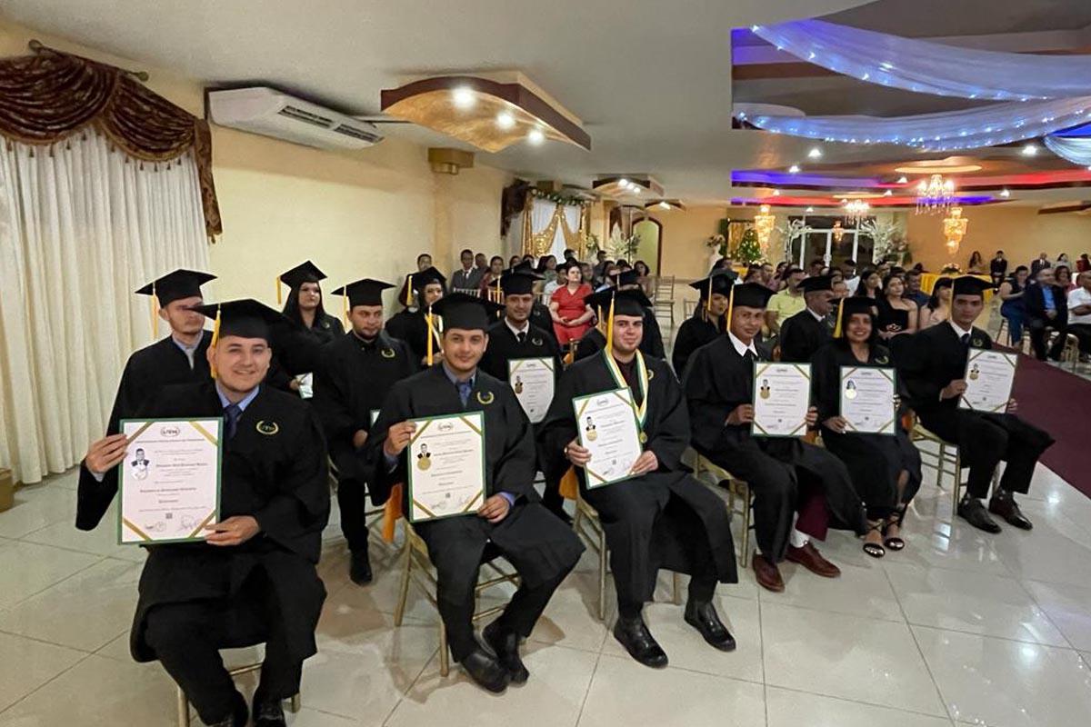 UTH Santa Bárbara festaje elegante ceremonia de graduación