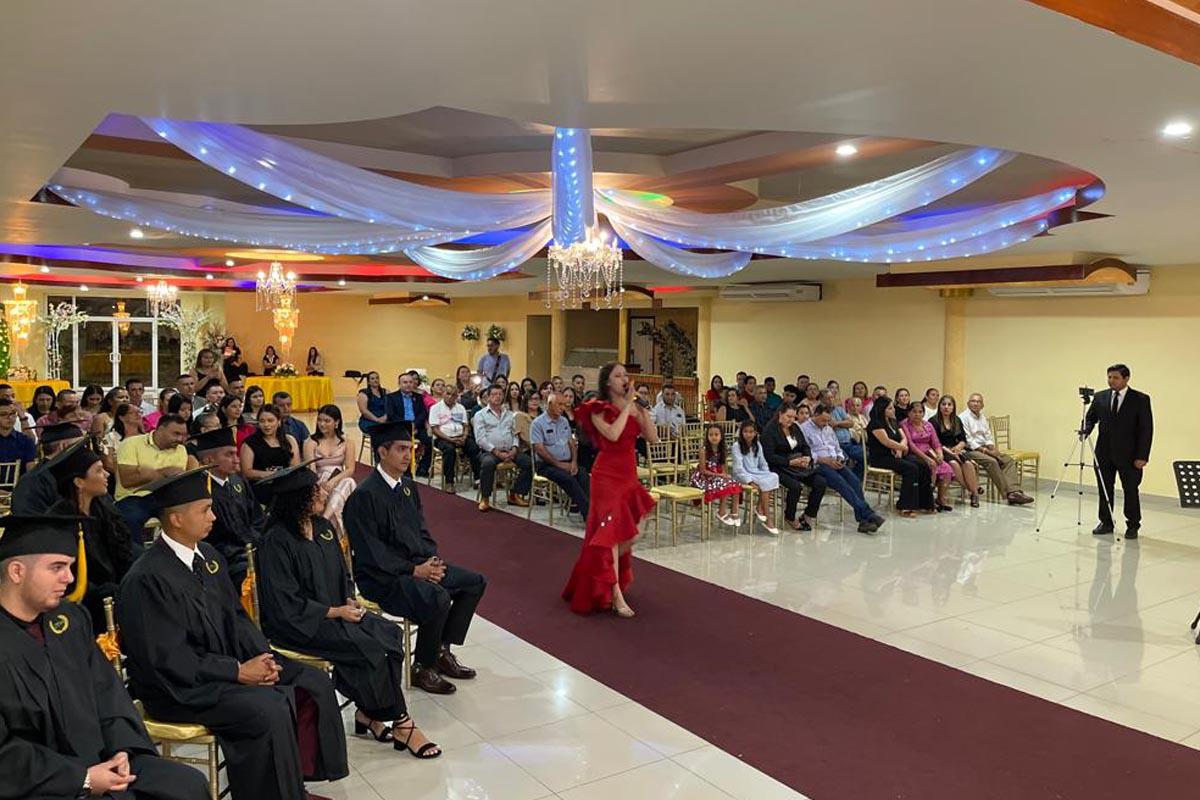 UTH Santa Bárbara festaje elegante ceremonia de graduación
