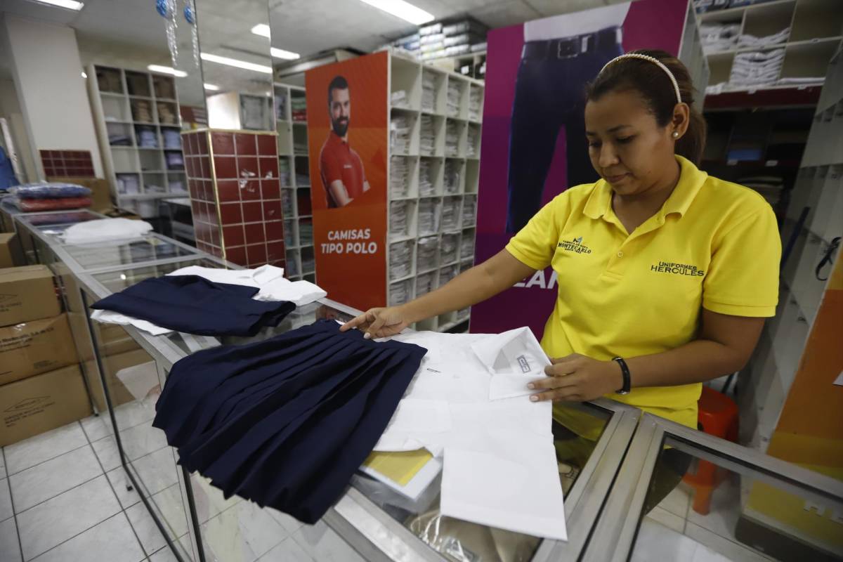 Baja precio de útiles escolares, pero sube costo de uniformes