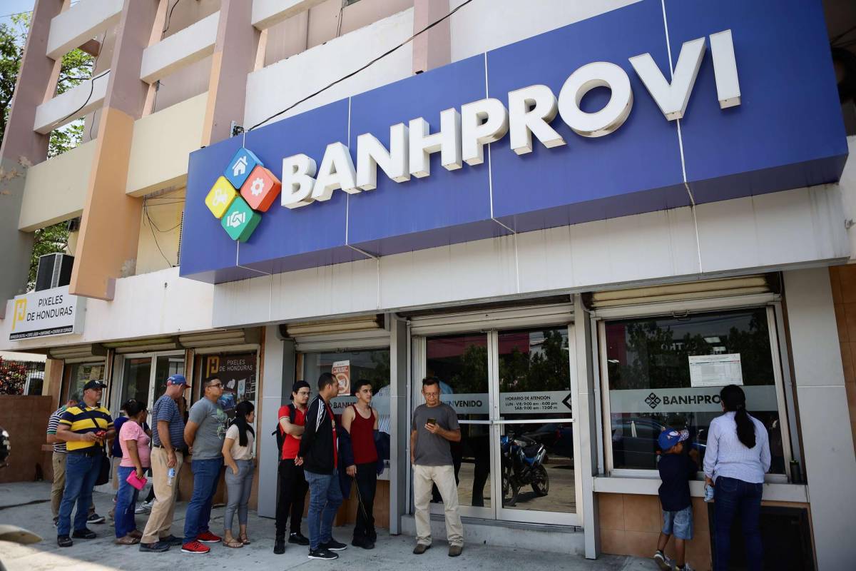 Hondureños madrugan a Banhprovi por financiamiento