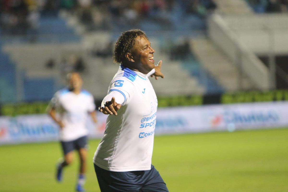 ¡Como en los viejos tiempo! Carlos Pavón y su hat-trick en la despedida ...