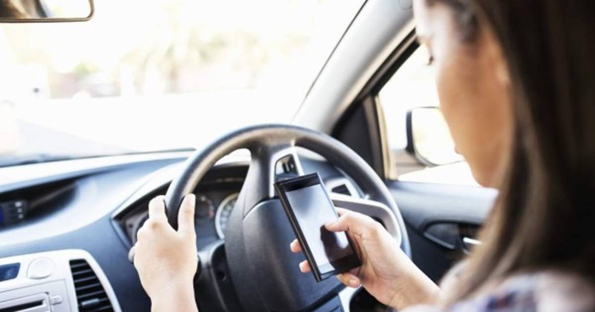 Recibir mensajes de texto mientras se conduce es peligroso