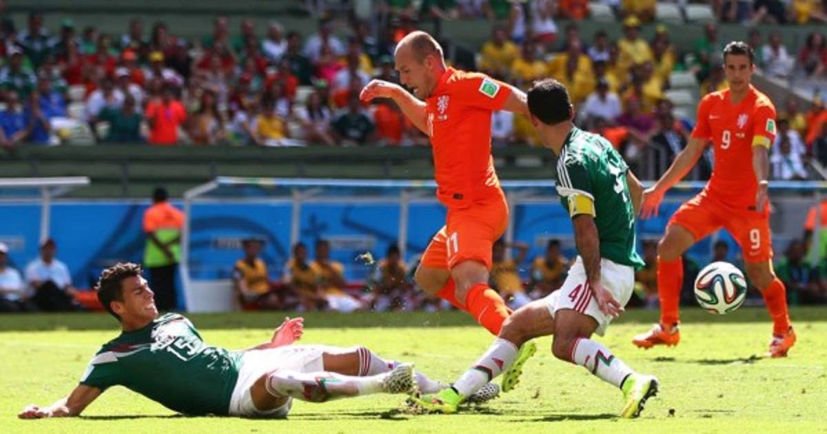 Robben afirma que se tiró buscando penal ante México