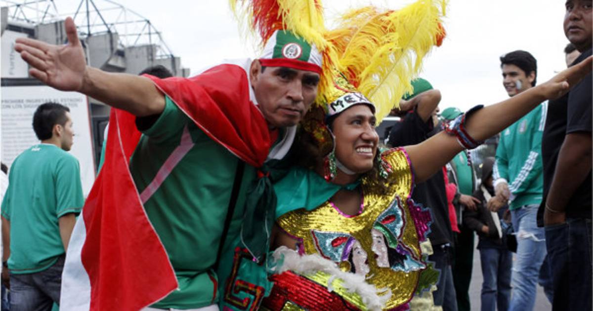 Mexicanos hacen limpia al estadio Azteca