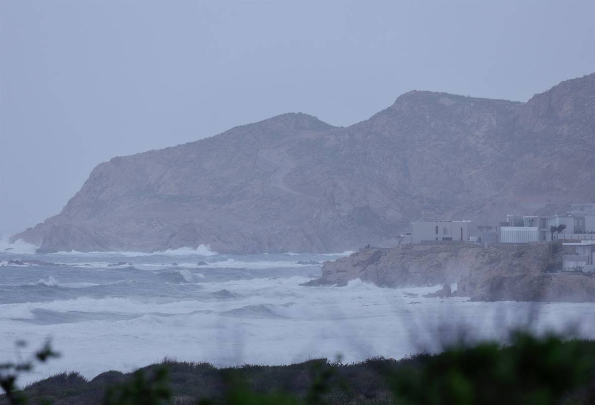 Orlene se convierte en huracán categoría 4 frente a las costas del Pacífico de México