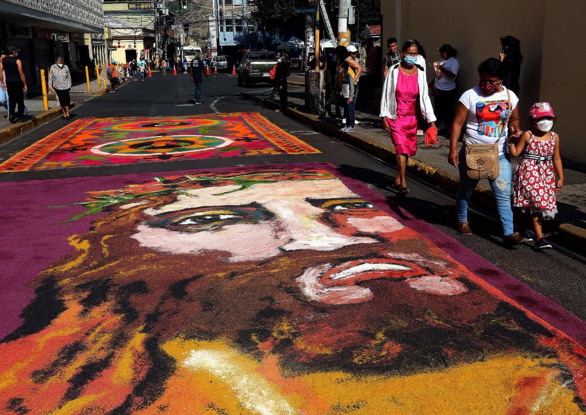 Honduras se llena de arte y color con hermosas alfombras de aserrín