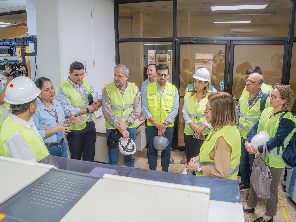 Visita: Autoridades del BCH recorren las modernas instalaciones de CENOSA