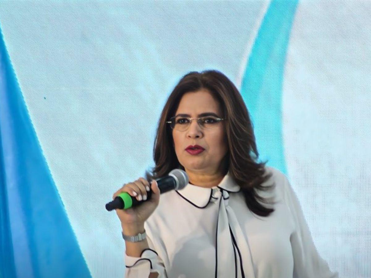 Rixi Moncada tiene respaldo de dos movimientos de Libre