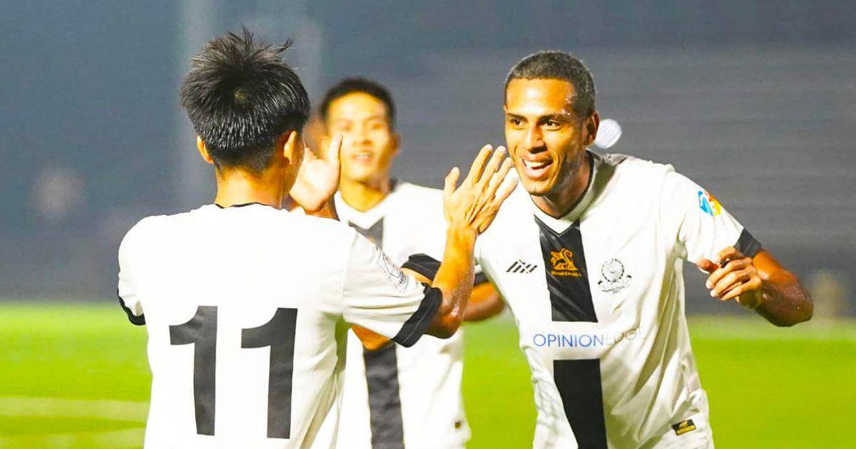 Eddie Hernández reaparece y se estrena como goleador en exótica liga