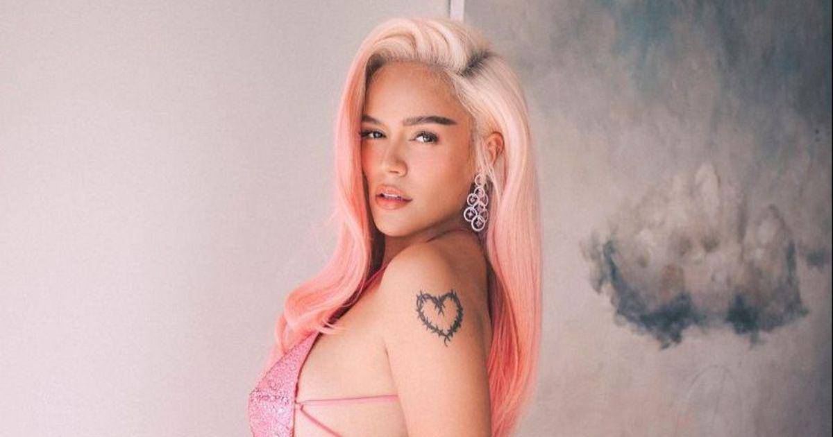 ¿Se operó? Karol G impacta con cuerpazo en premier de Barbie