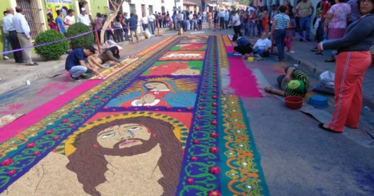 Hondureños plasman su fe con alfombras de aserrín en Semana Santa