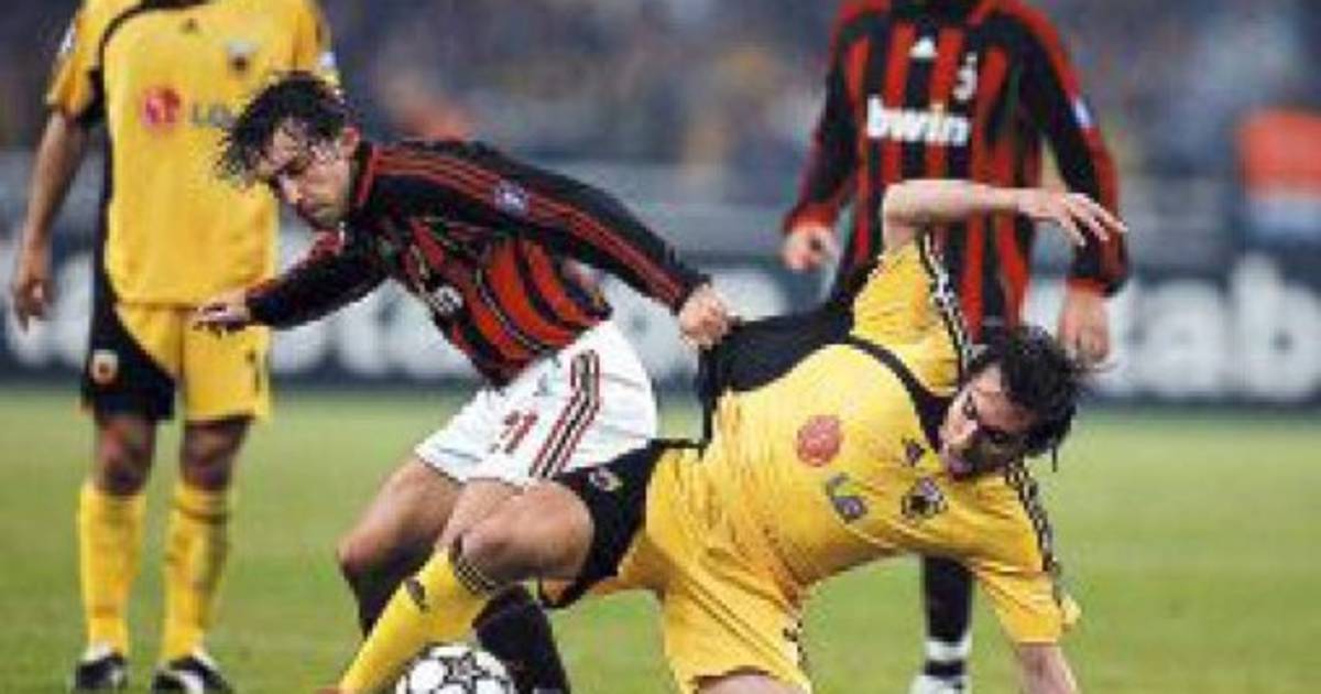 El Milán pierde ante el AEK, pero clasifica